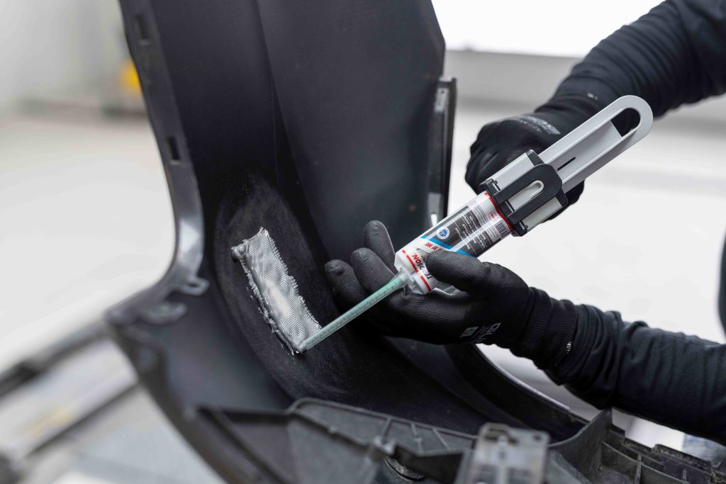 Schnelle, einfache und nachhaltige Reparatur von Kunststoff-Autoteilen ...